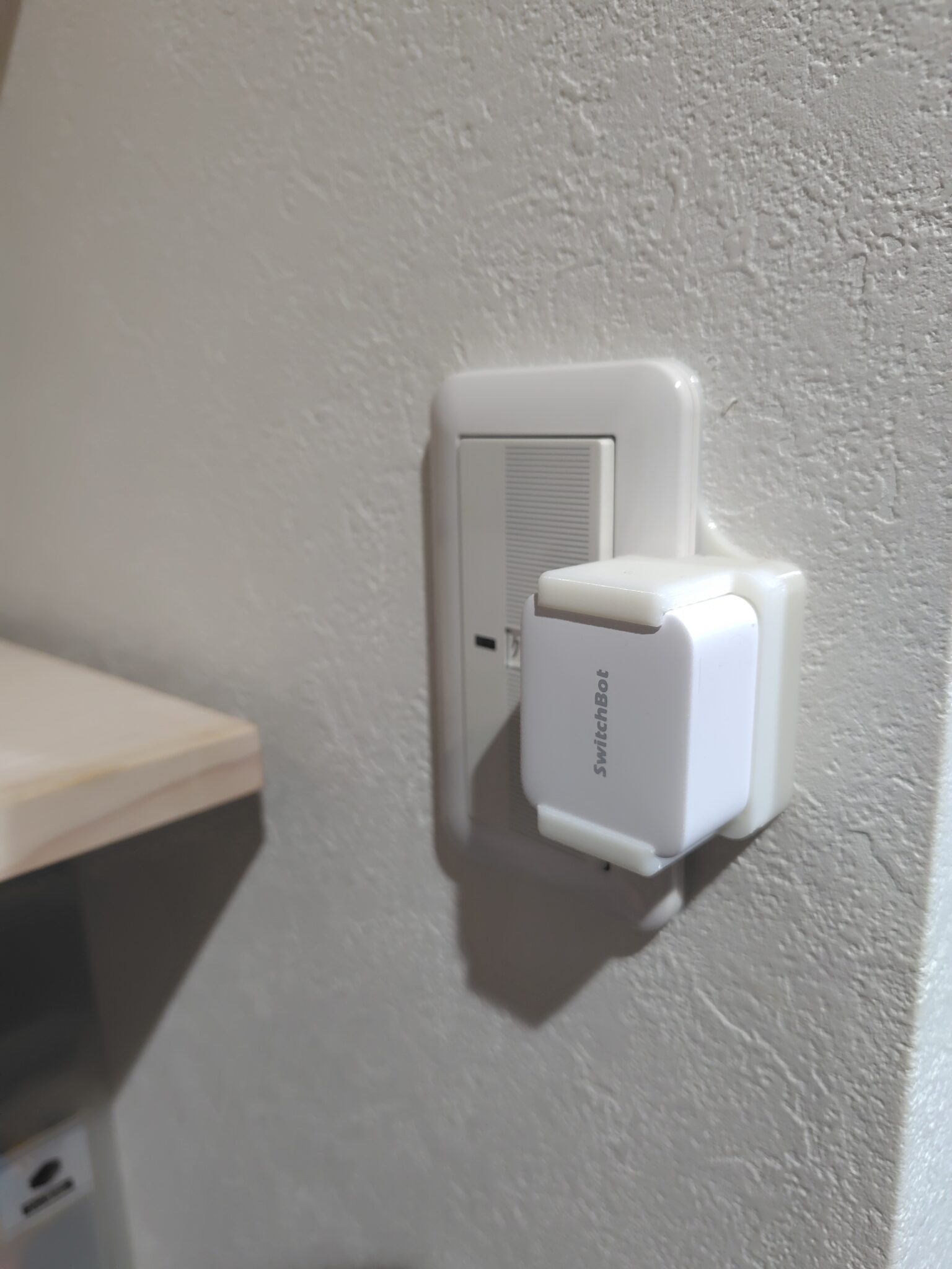 SwitchBotボットがスイッチを押せない悩みを解決する方法の最適解【指ロボット 浮く 力不足 スイッチ押せない】