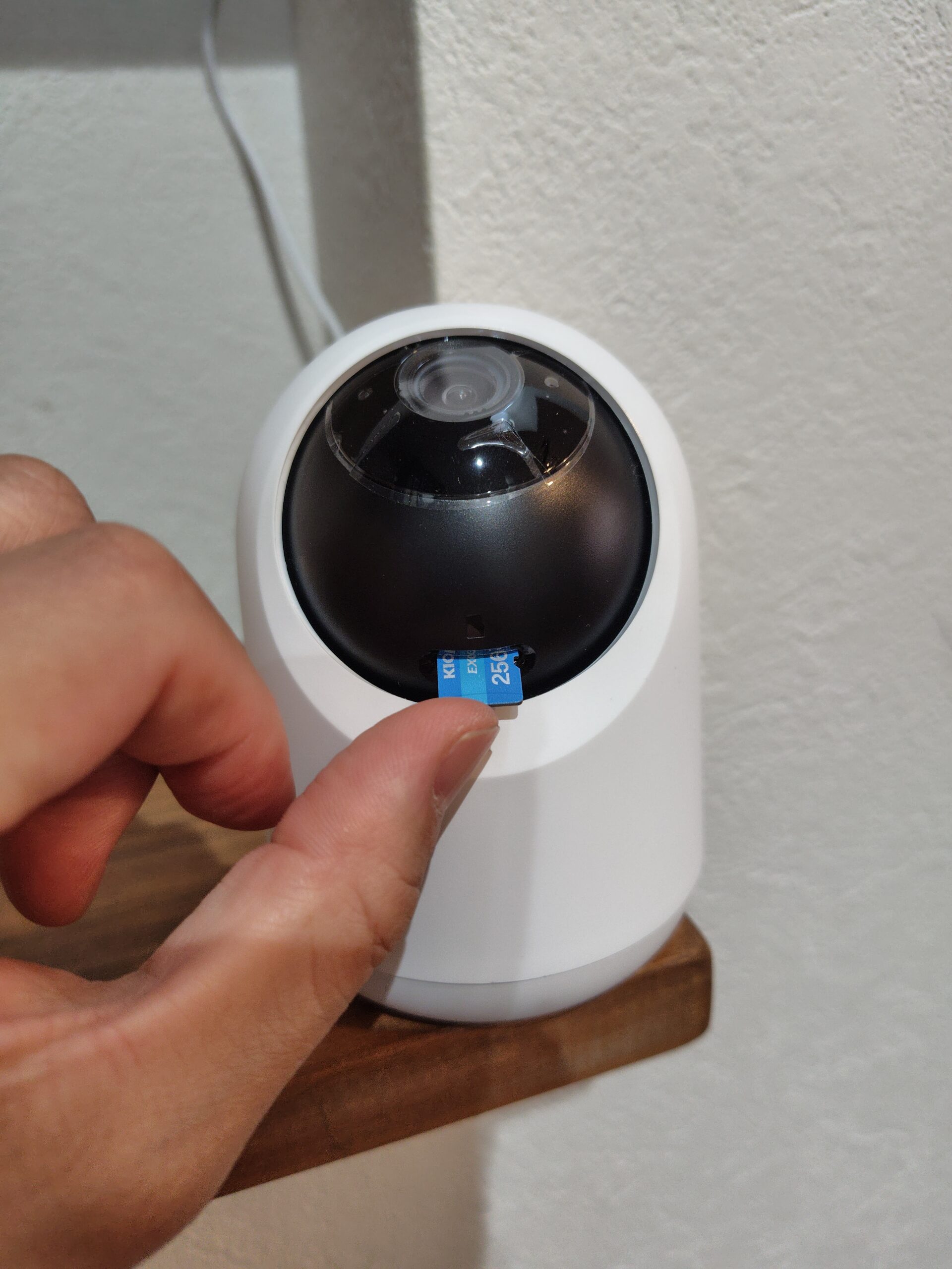 SwitchBotカメラ各種のSDカードの使用方法を解説【屋内カメラ・見守りカメラ・屋外カメラ】